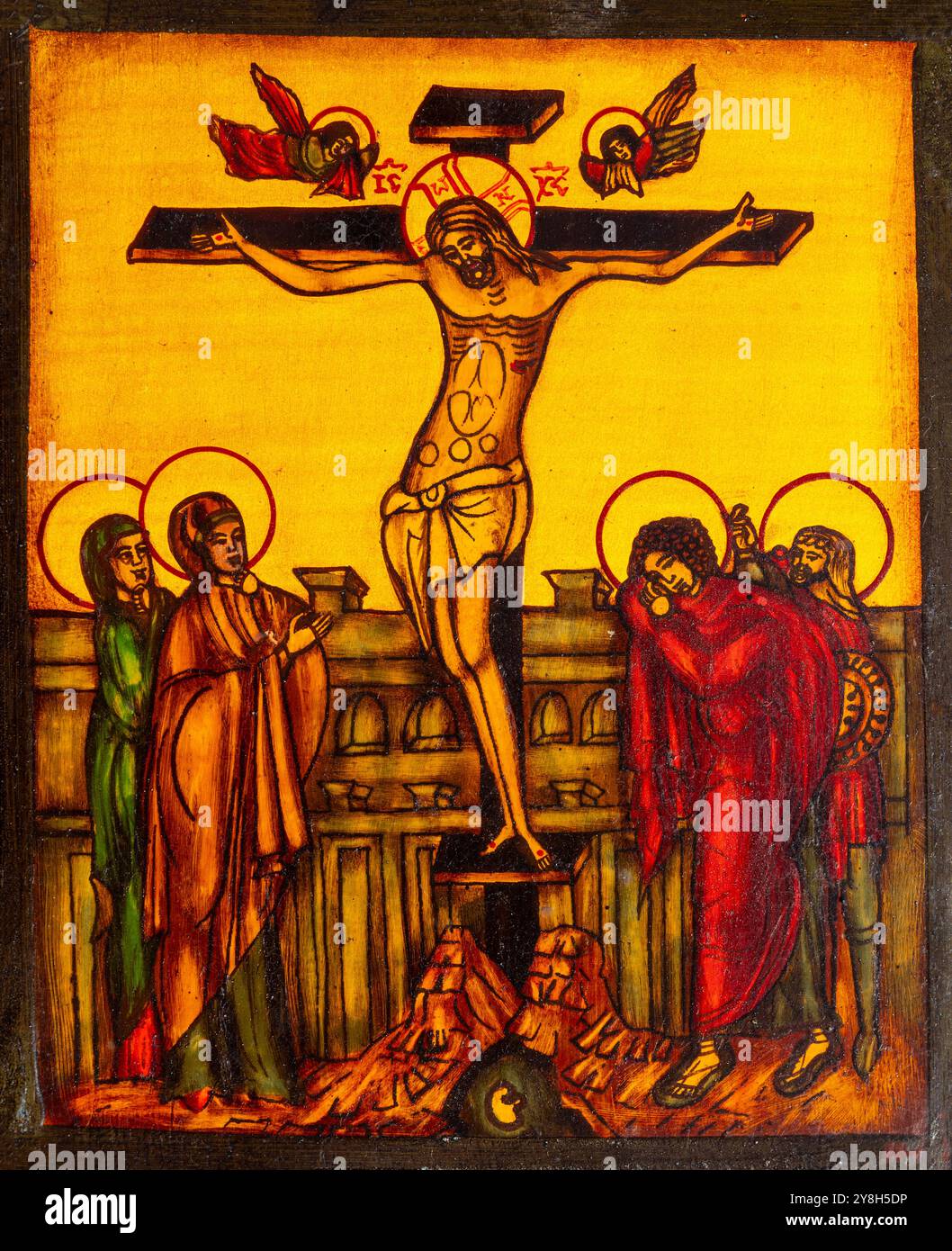 Eine ausdrucksstarke Ikone, die die Kreuzigung Christi darstellt, umgeben von Trauernden, mit ...