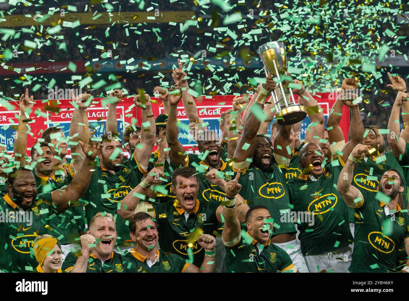 Siya Kolisi feiert mit dem Tropyh und den Springboks den Sieg der ...