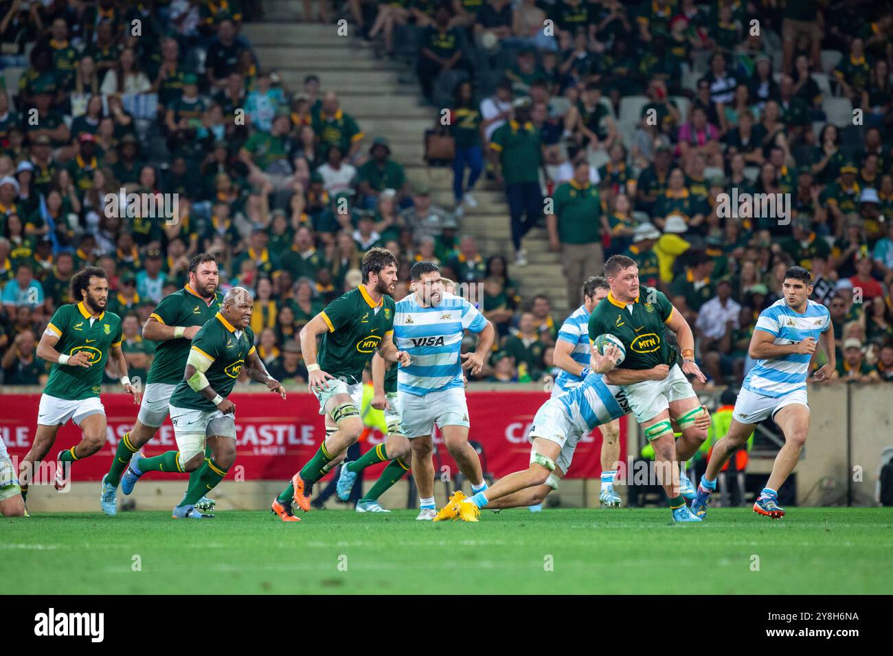 Jasper Wiese mit dem Ball und dem Springbok Pack bei einem Siegerspiel ...