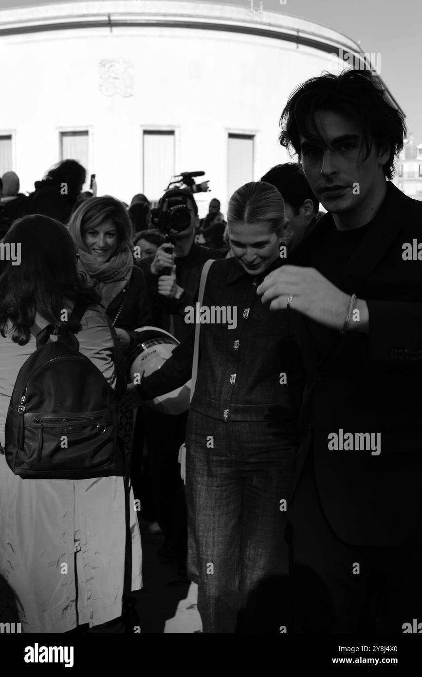 Kelly Rutherford trägt ein nüchternes Denim-Outfit, eine Jeansjacke/ein ...