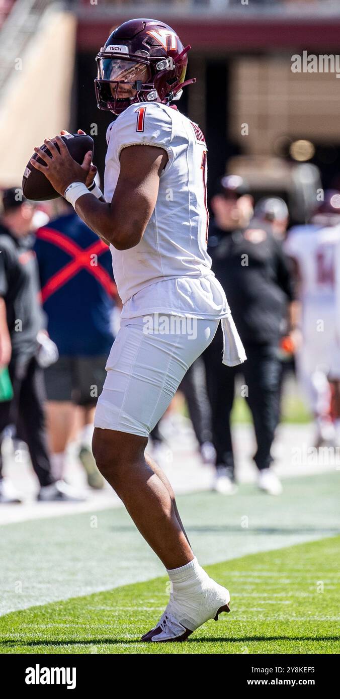 5. Oktober 2024 Palo Alto, CA USA Virginia Tech Quarterback Kyron Drones (1) wärmt sich beim ACC ...