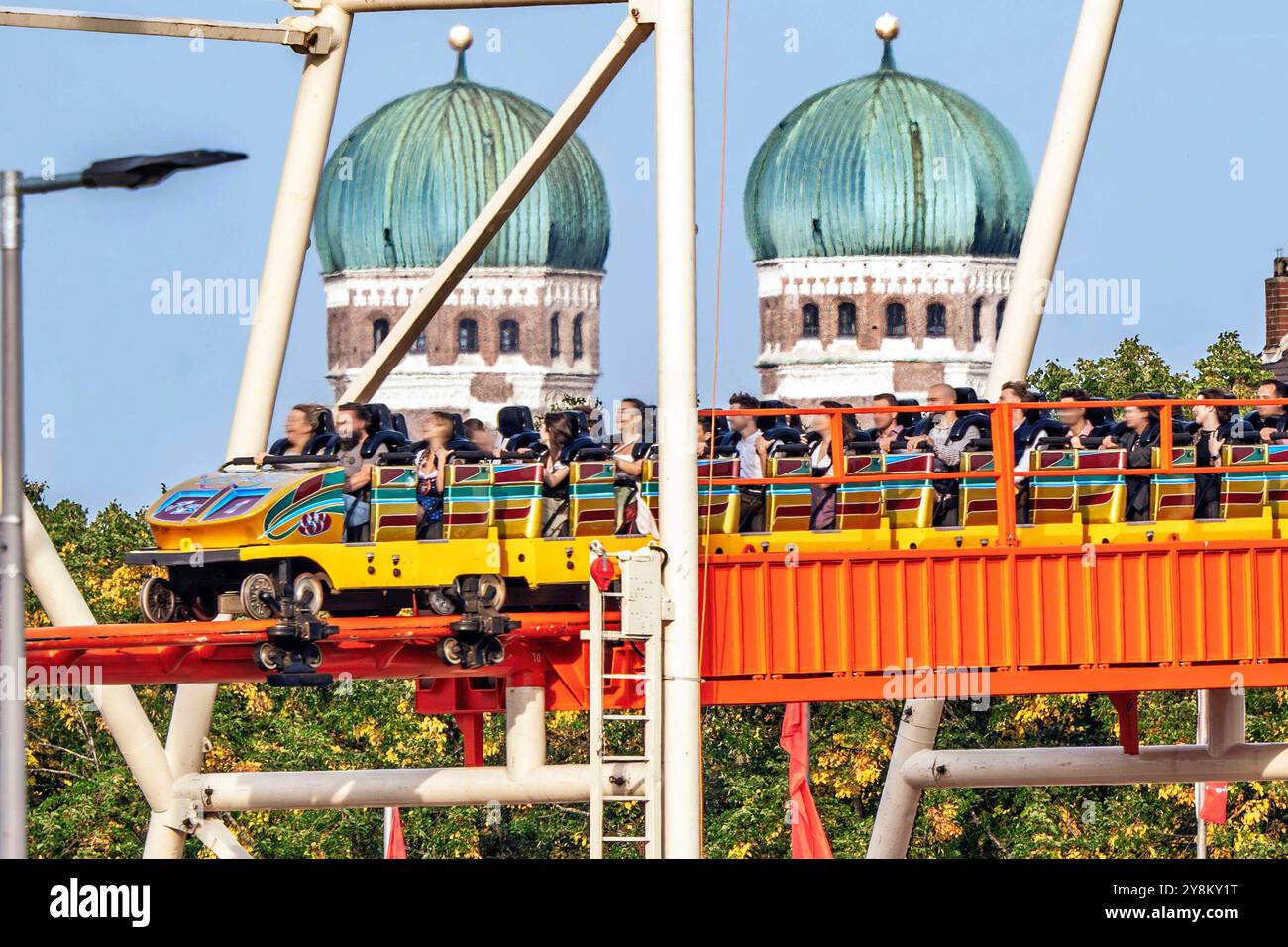 Achterbahn vor Frauenkirche, Wiesnbesucher genießen die Fahrt im ...