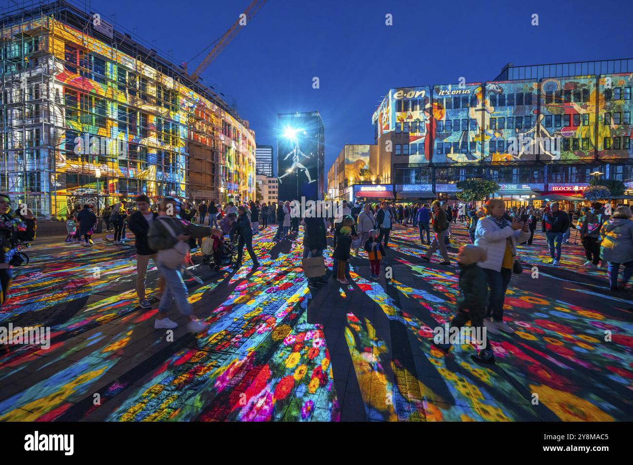 Essen Light Festival, in der Innenstadt, Lichtkunst am Kennedyplatz beleuchtet der Berliner ...