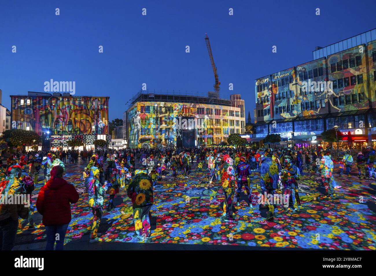 Essen Light Festival, in der Innenstadt, Lichtkunst am Kennedyplatz beleuchtet der Berliner ...