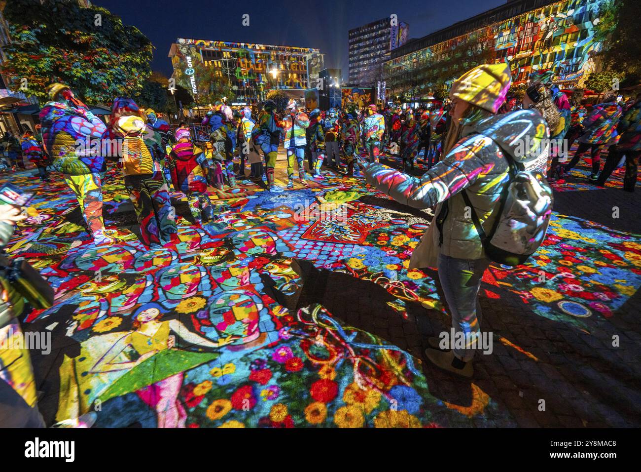 Essen Light Festival, in der Innenstadt, Lichtkunst am Kennedyplatz beleuchtet der Berliner ...
