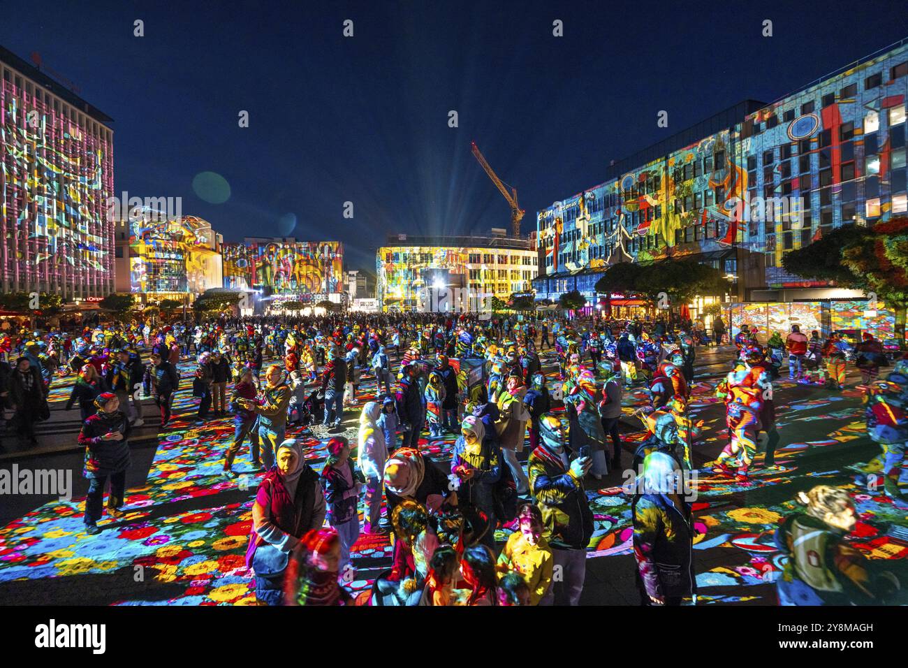 Essen Light Festival, in der Innenstadt, Lichtkunst am Kennedyplatz beleuchtet der Berliner ...