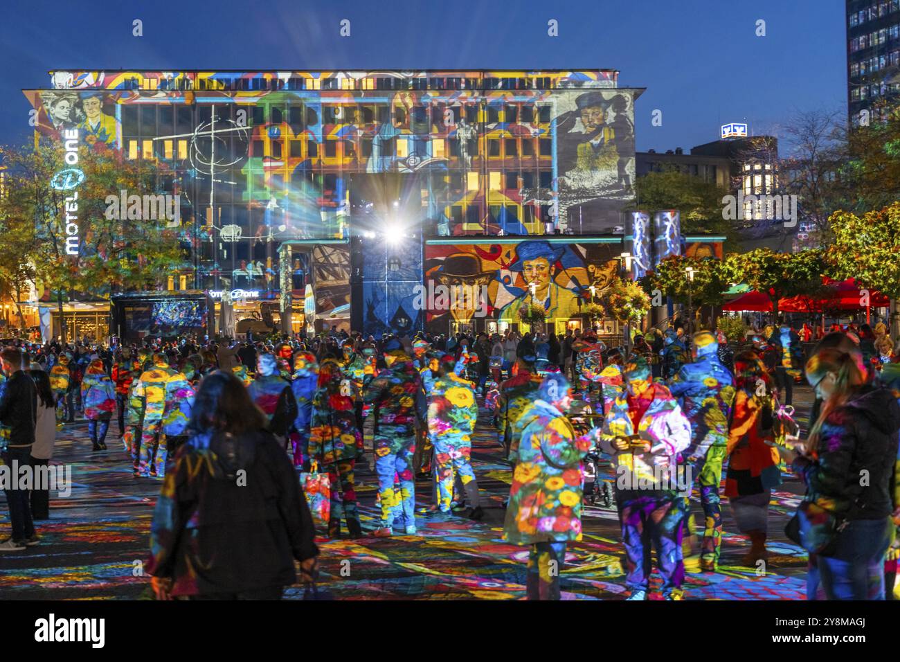 Essen Light Festival, in der Innenstadt, Lichtkunst am Kennedyplatz beleuchtet der Berliner ...