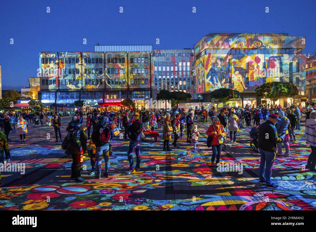 Essen Light Festival, in der Innenstadt, Lichtkunst am Kennedyplatz beleuchtet der Berliner ...