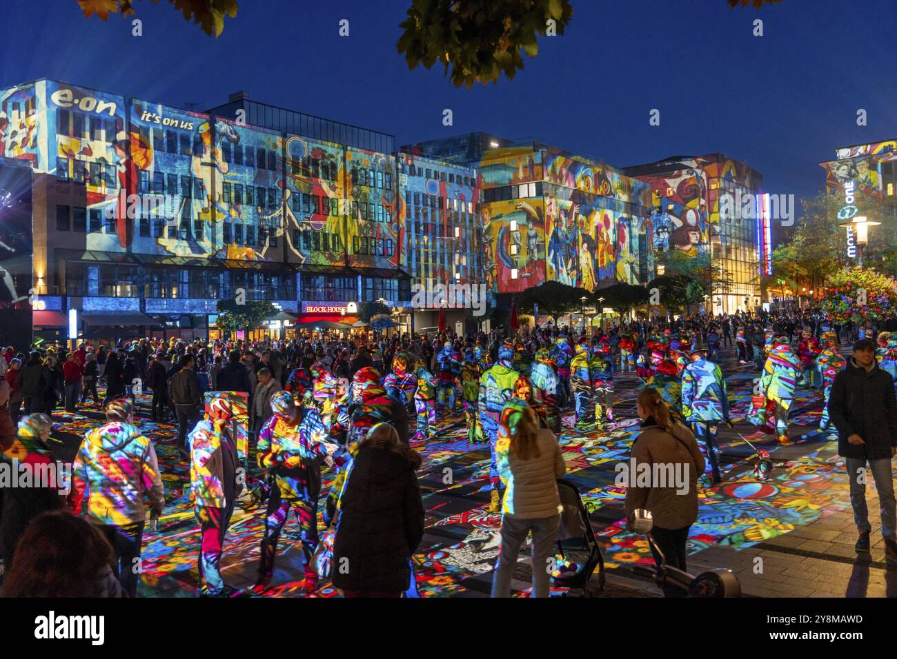 Essen Light Festival, in der Innenstadt, Lichtkunst am Kennedyplatz beleuchtet der Berliner ...
