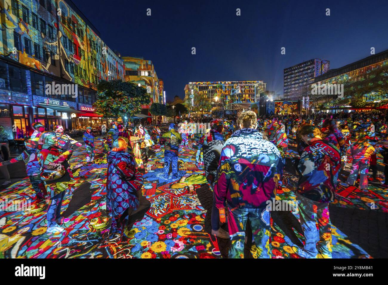 Essen Light Festival, in der Innenstadt, Lichtkunst am Kennedyplatz beleuchtet der Berliner ...