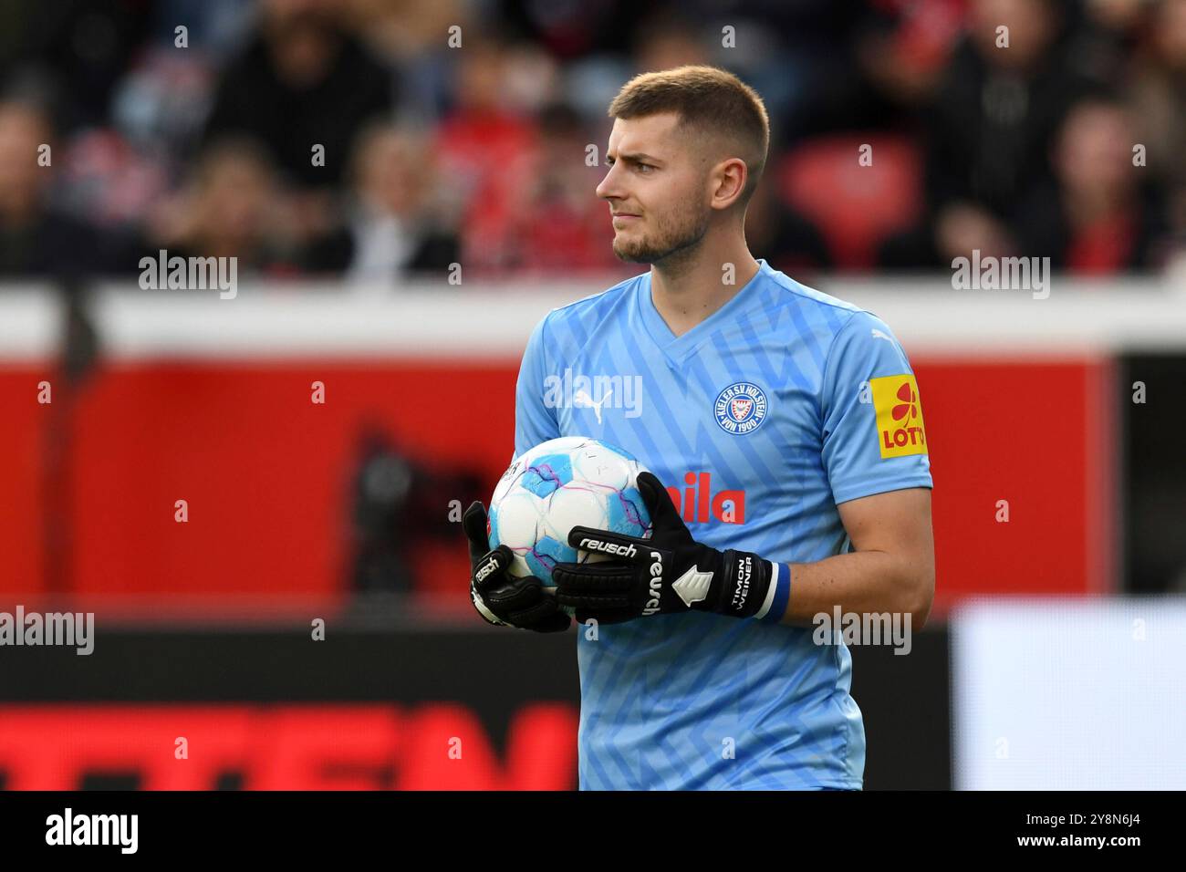 Torhueter Timon Weiner ( KSV Holstein Kiel ) mit Ball in der Hand ...