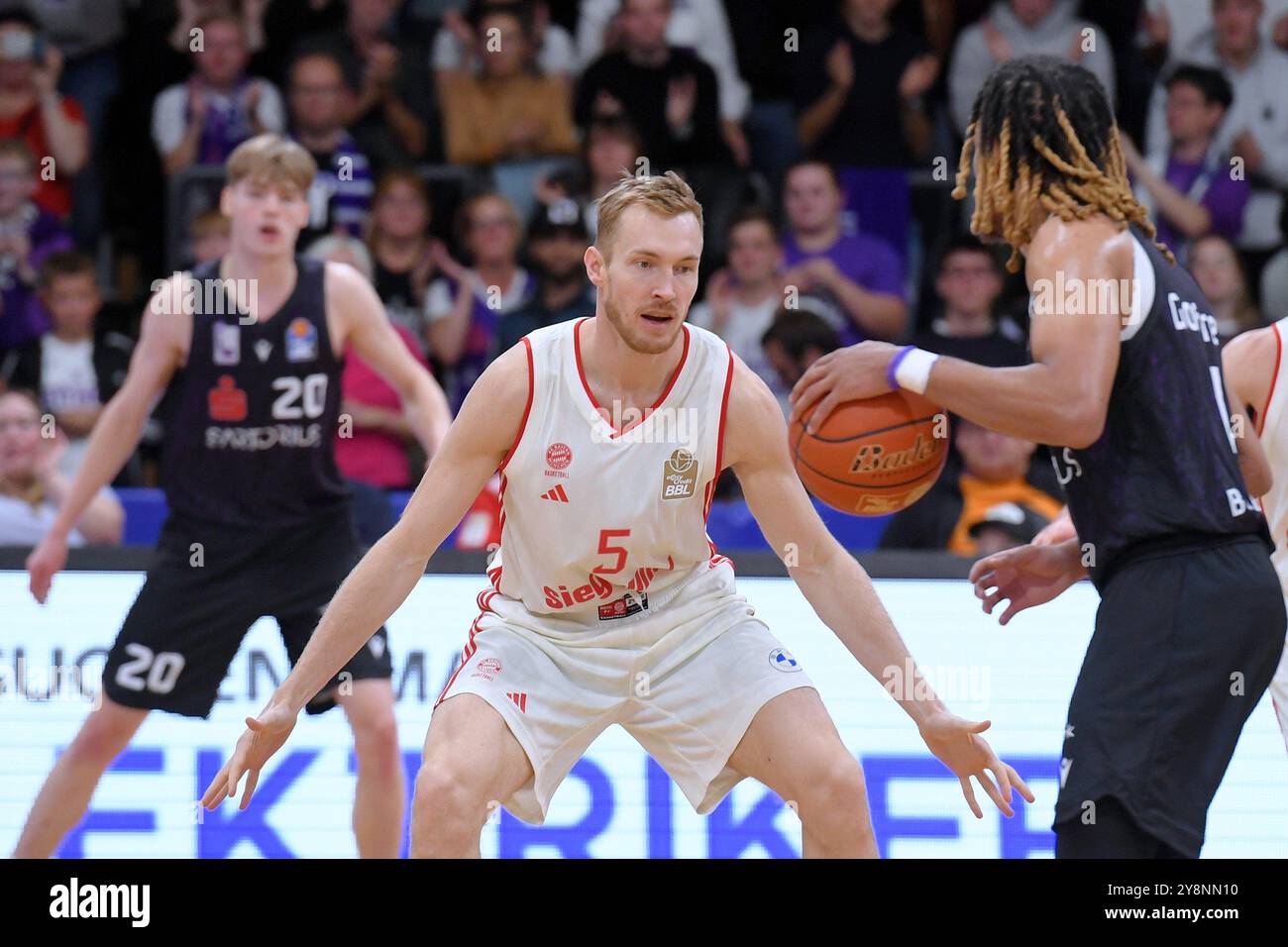 Jarred Godfrey (BG Goettingen #4) (am Ball), Niels Giffey (FC Bayern München #5), Janis ...