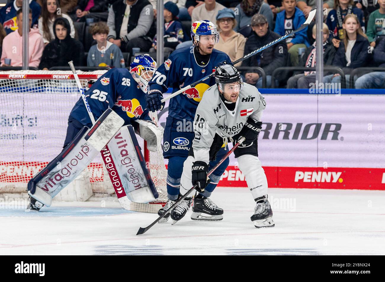 Maximilian Daubner (EHC Red Bull München, #70) verteidigt gegen Josh ...