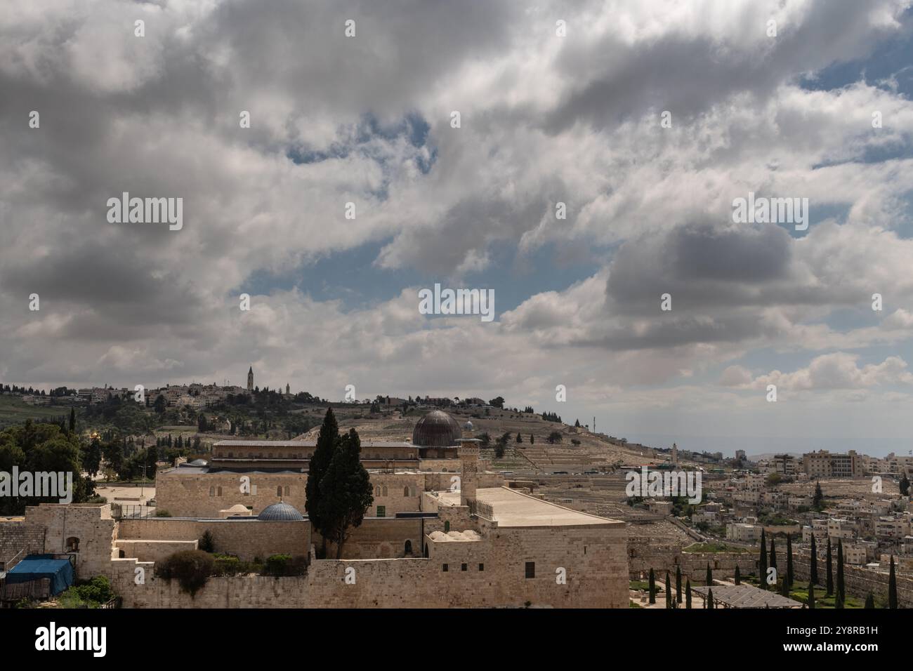 Blick auf Jerusalem und die Al-Aqsa Moschee mit ihrer schwarzen Kuppel ...