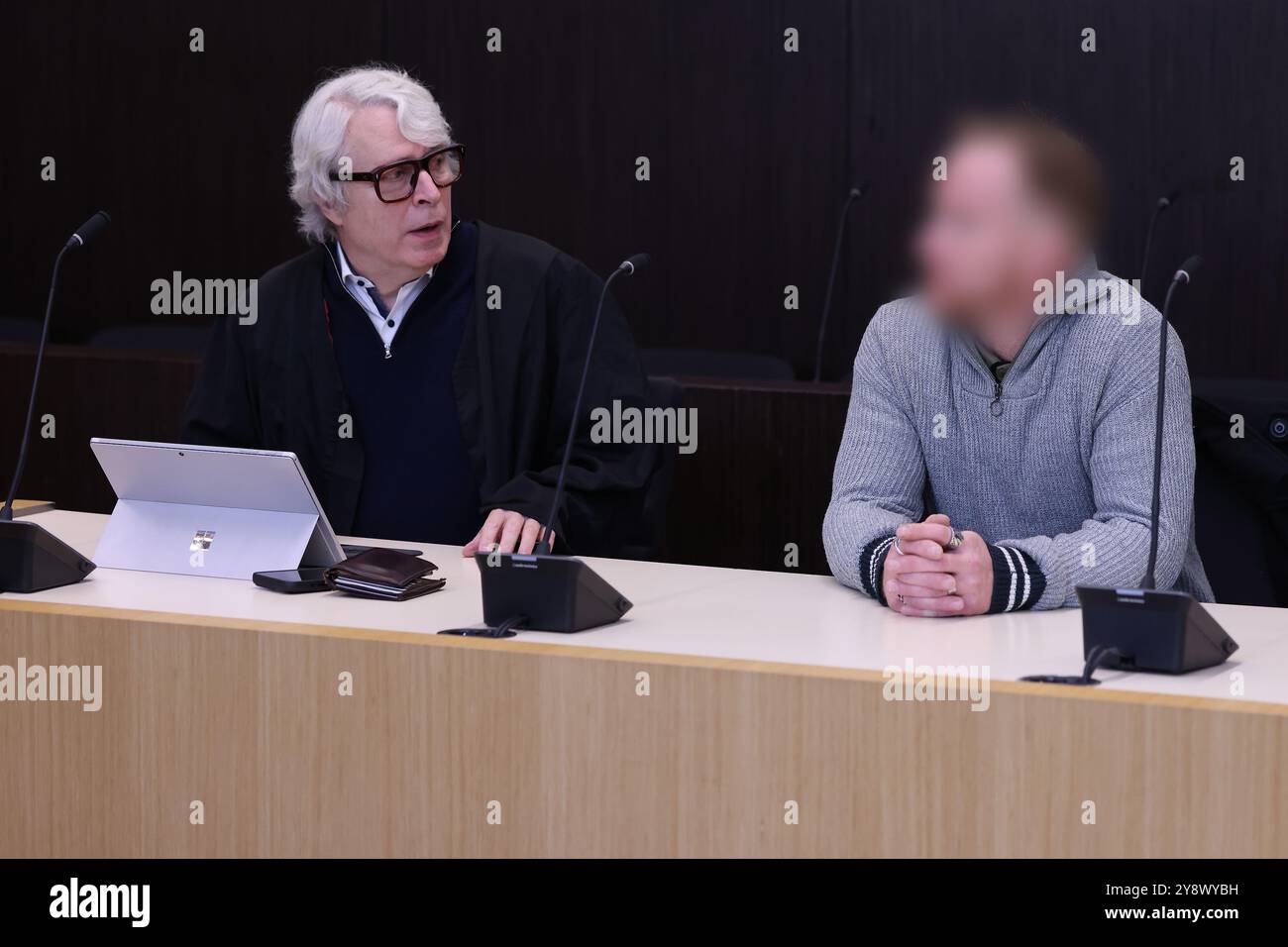 Düsseldorf, Deutschland. Oktober 2024. Ein Angeklagter sitzt neben seinem Anwalt Gerd Meister ...