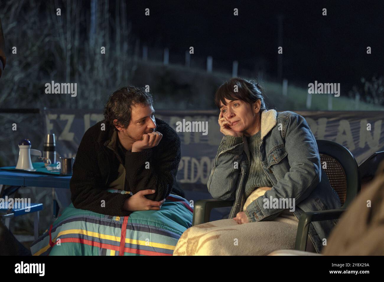 MIREN GAZTAÑAGA und ERIC PROBANZA in LOS ULTIMOS ROMANTICOS (2024 ...