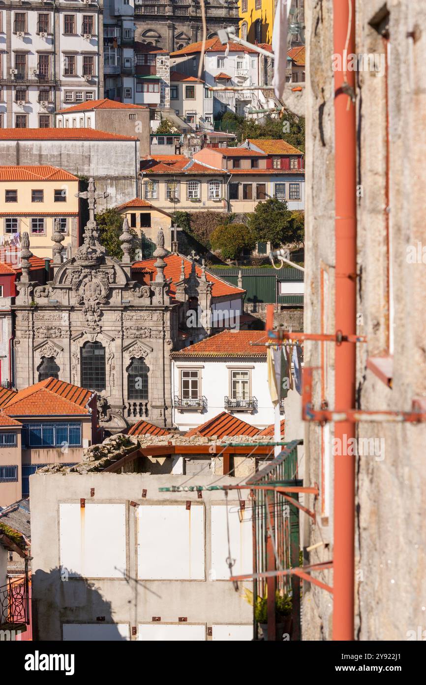 Ein rauer und rauer Blick auf die Stadt Porto mit alten alten Gebäuden ...