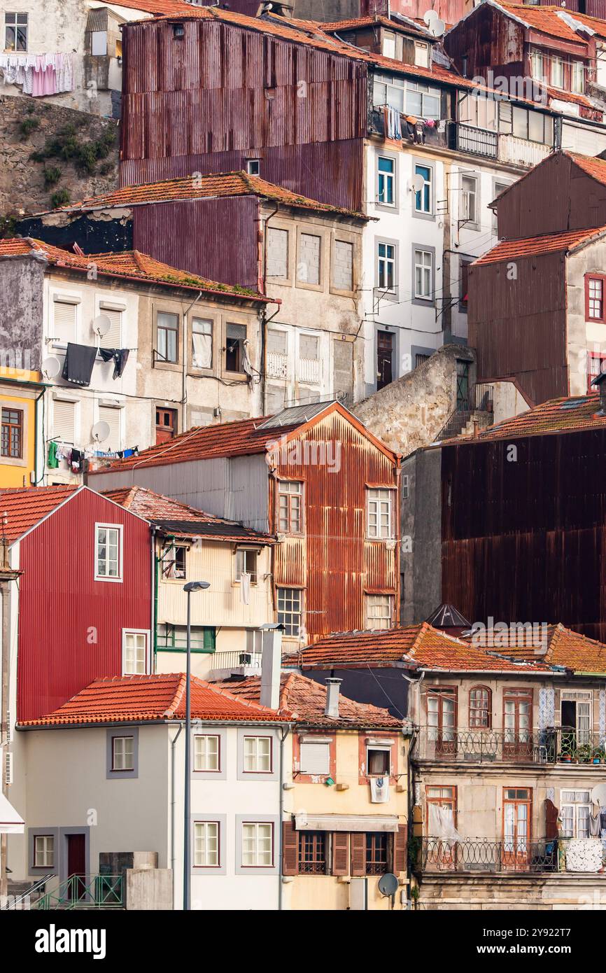 Ein rauer und rauer Blick auf die Stadt Porto mit alten, rostigen ...