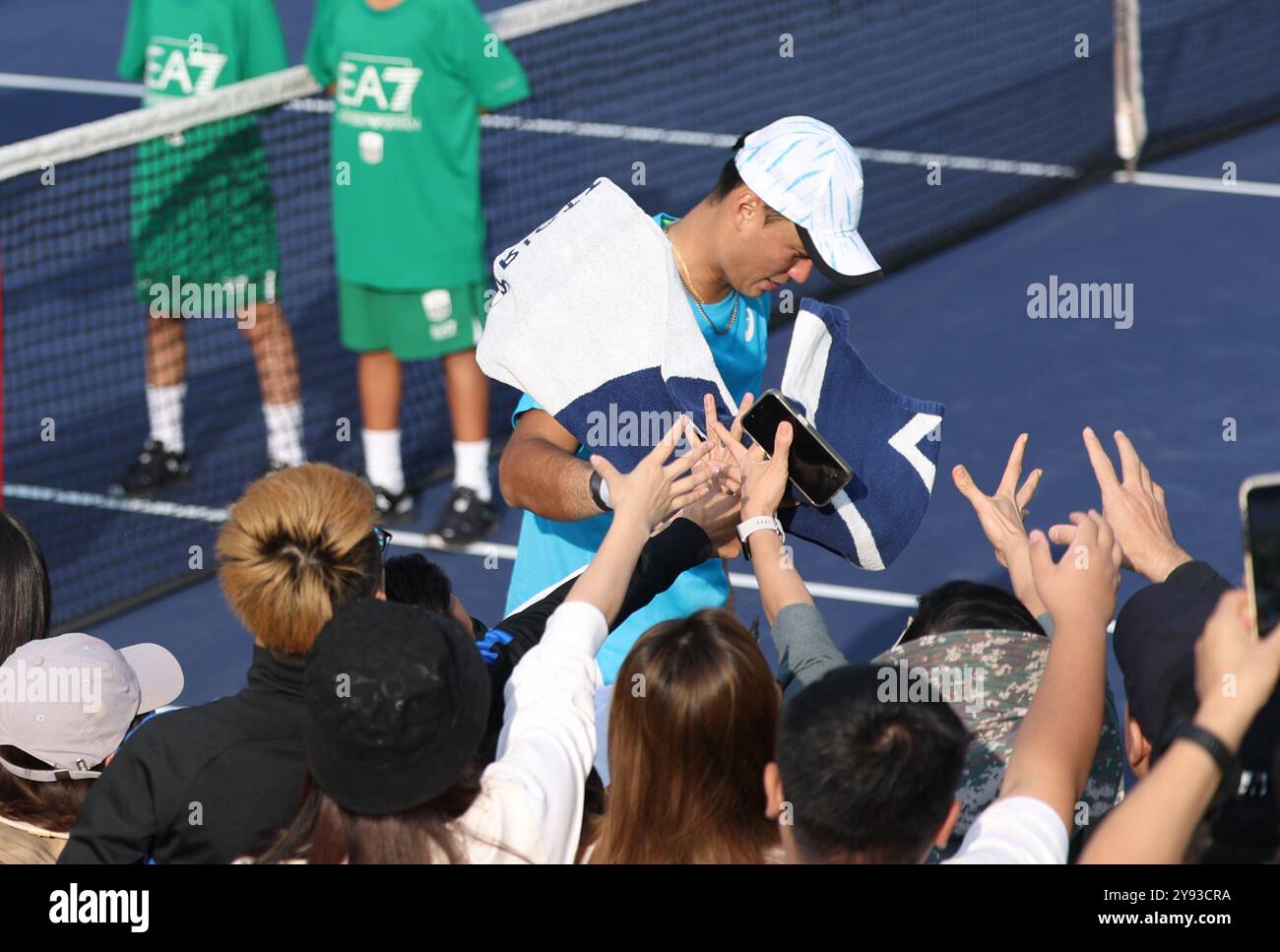 Shanghai, China. Oktober 2024. Wang Aoran interagiert mit den Fans nach ...