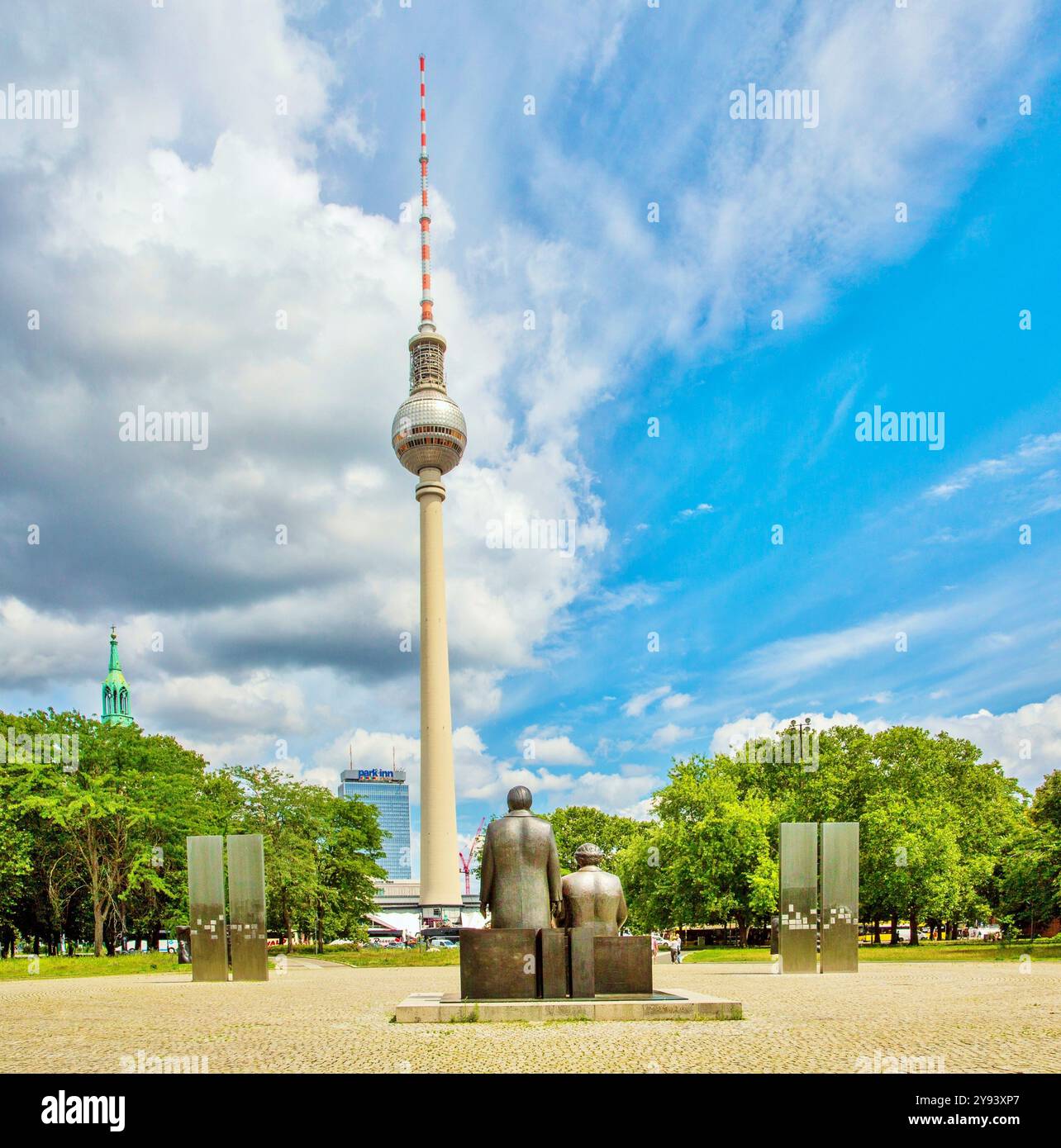 Marx- und Engels-Statuen besichtigen den Berliner Fernsehturm im Marx ...