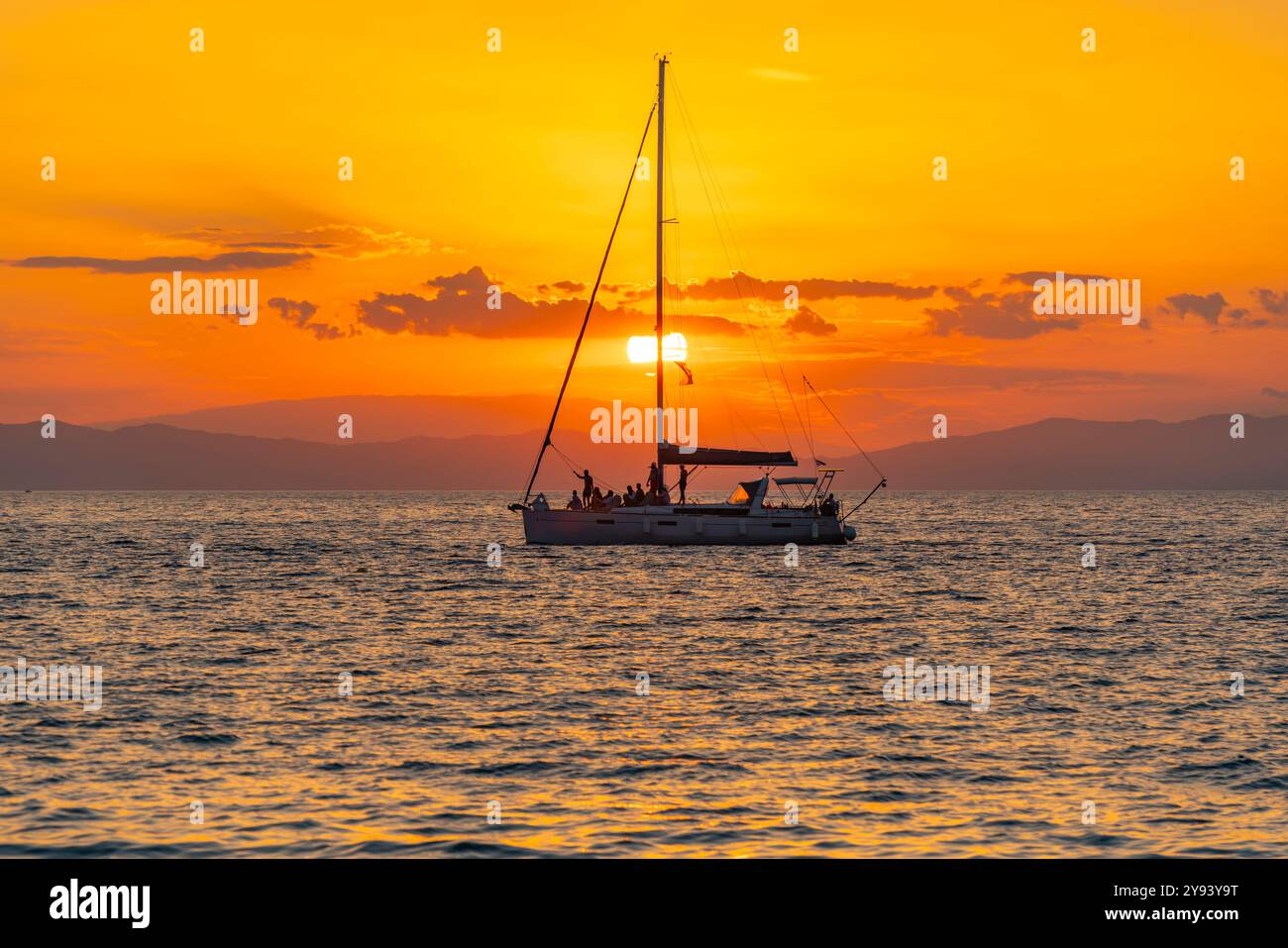 Blick auf Segelboot, Sonnenuntergang und Ägäis von Thassos Stadt ...