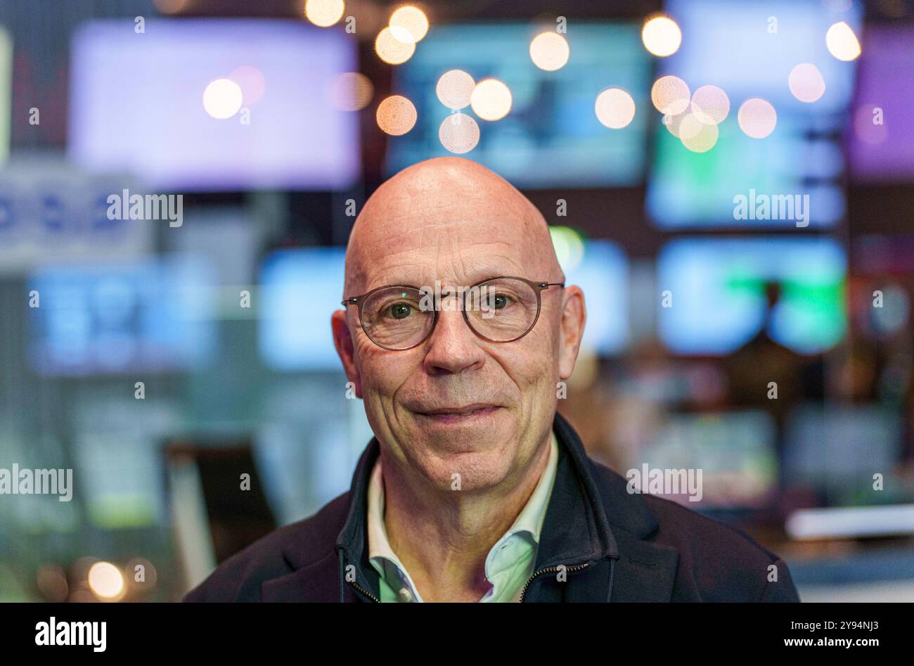 Darmstadt, Deutschland. Oktober 2024. Im Kontrollraum steht Rolf ...