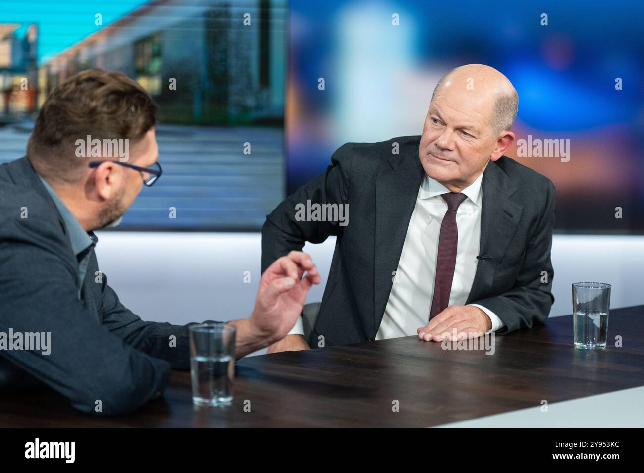 Berlin, Deutschland. Oktober 2024. Bundeskanzler Olaf Scholz (SPD, r ...