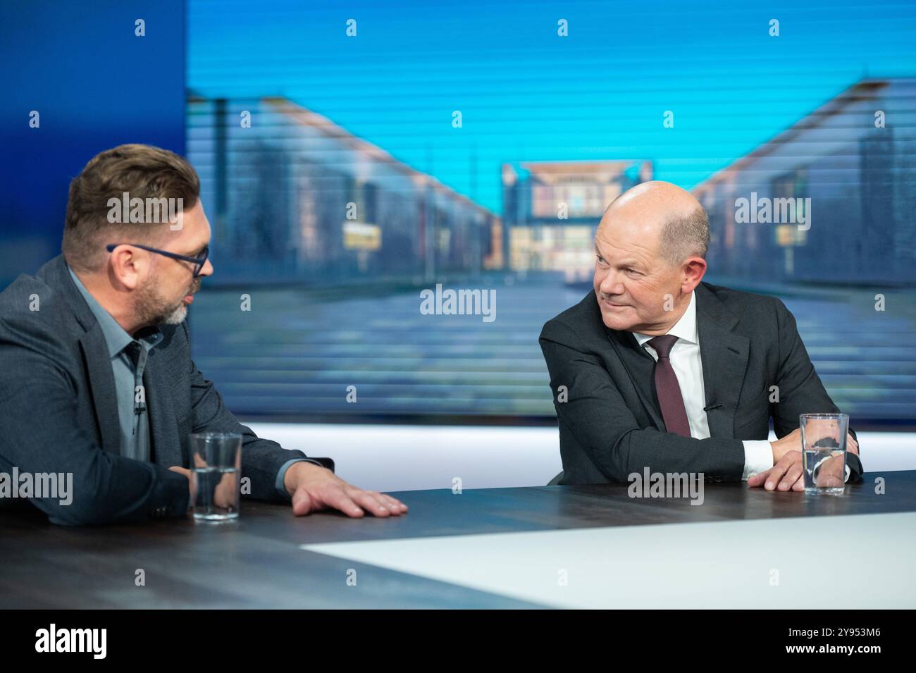 Berlin, Deutschland. Oktober 2024. Bundeskanzler Olaf Scholz (SPD, r ...