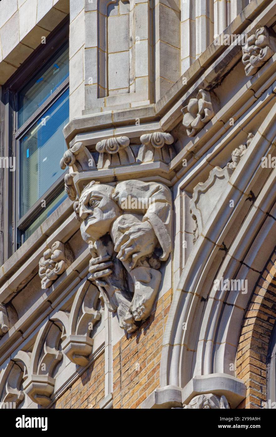 Grotesken schmücken die Fassade der Lafayette Hall, der NYU Residence ...