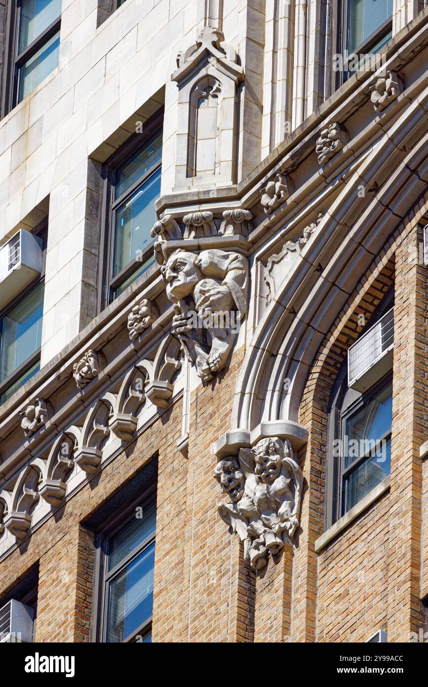 Grotesken schmücken die Fassade der Lafayette Hall, der NYU Residence ...