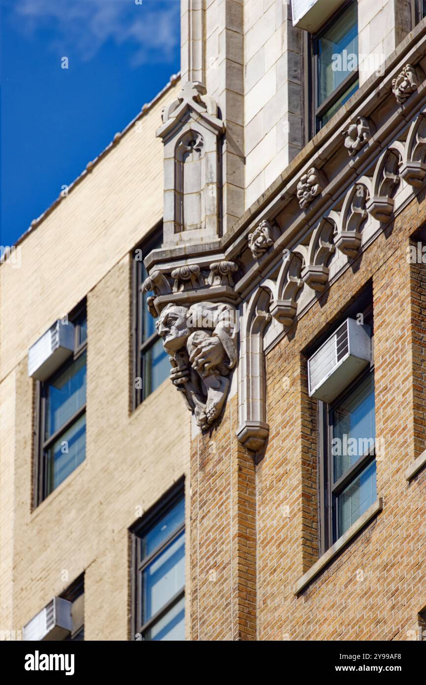 Grotesken schmücken die Fassade der Lafayette Hall, der NYU Residence ...