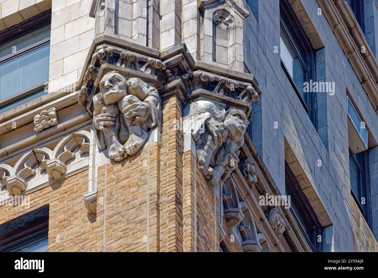 Grotesken schmücken die Fassade der Lafayette Hall, der NYU Residence ...