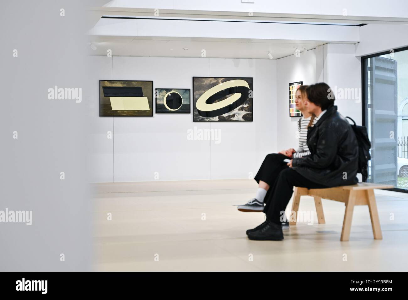 LEMBERG, UKRAINE - 4. OKTOBER 2024 - Besucher besuchen die Ausstellung ...