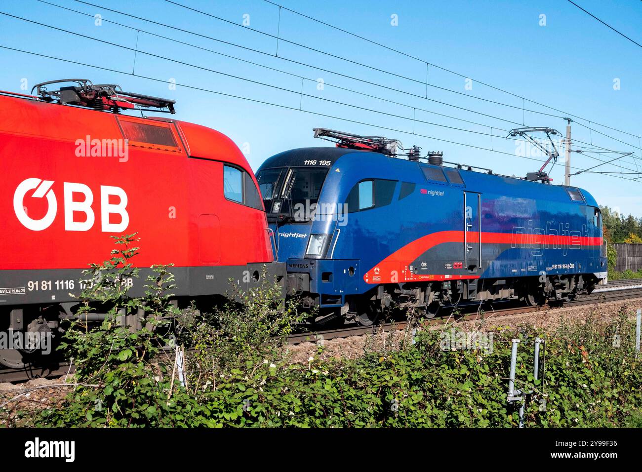 Wels, Österreich. 9. Oktober 2024 Nighjet Lok auf der Weststrecke nahe Welser Hauptbahnhof. Nach ...