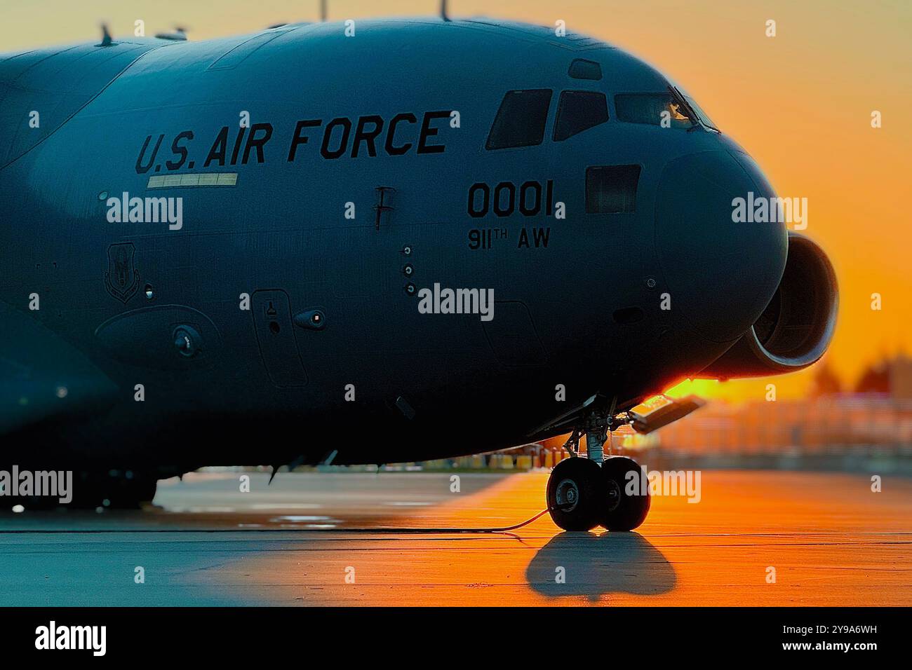 Die Sonne geht hinter einer C-17 Globemaster III auf, die dem 911 ...