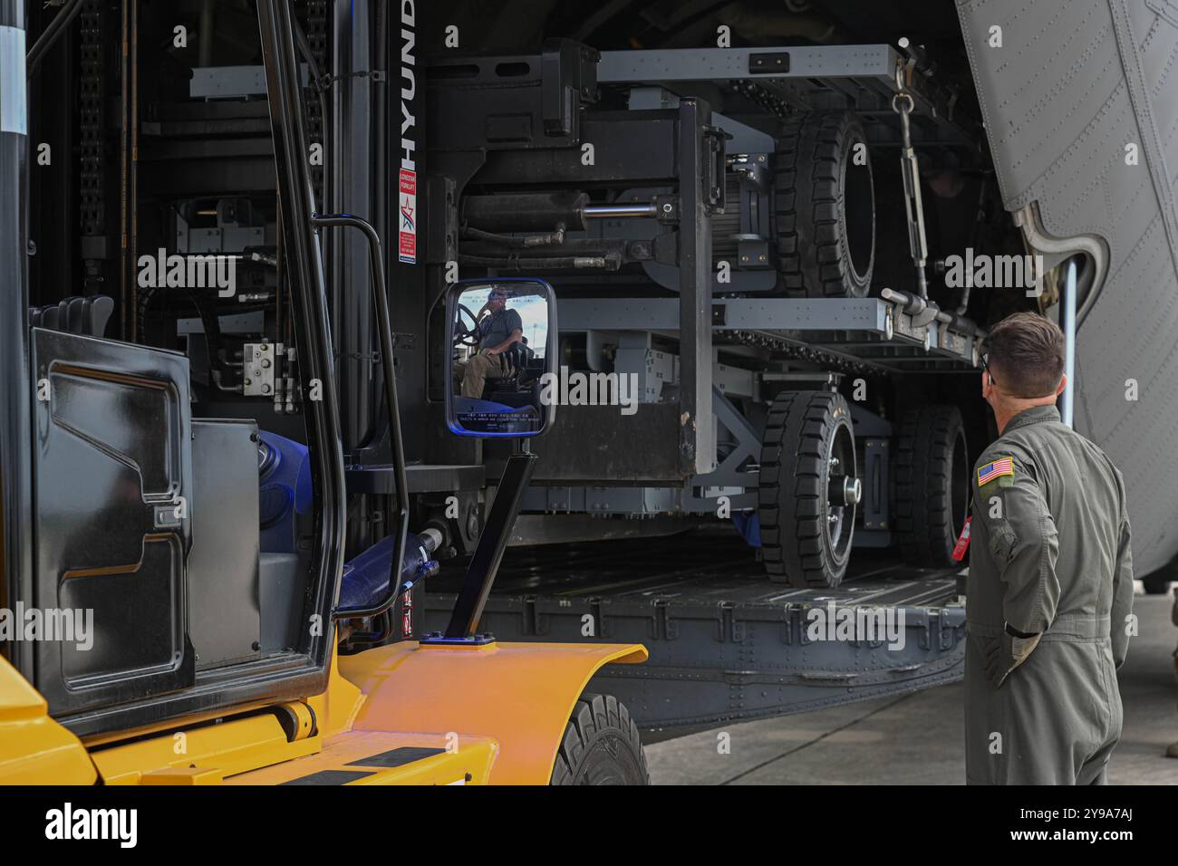 Ein Airman, der dem 19. Airlift Wing zugeordnet ist, beobachtet am 12 ...