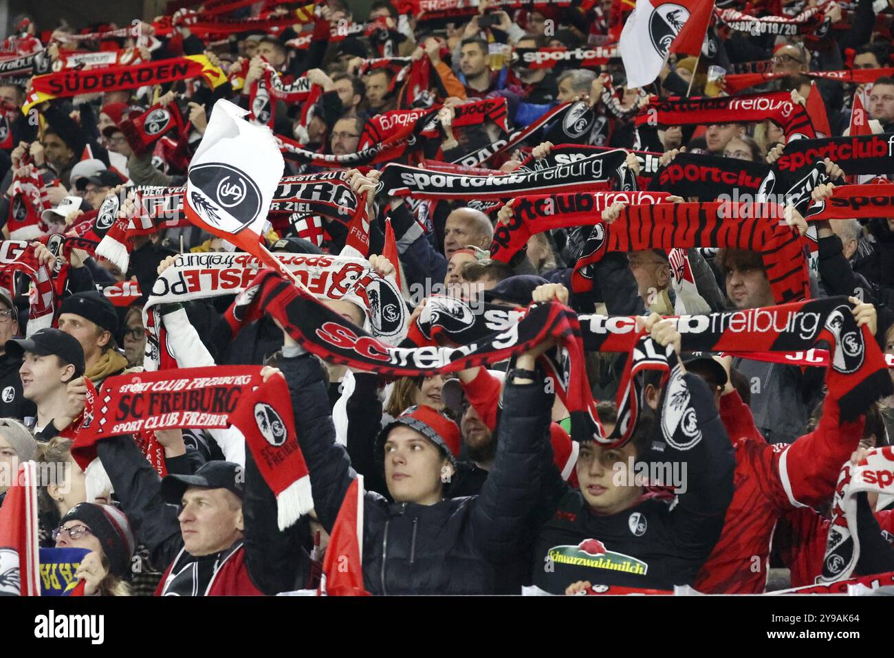 Die Fans zeigen ihre Farben und das SC Freiburg Team begeistert mit ...
