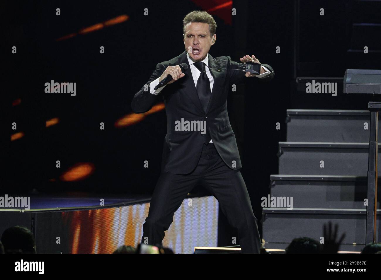 Luis Miguel in Concert Sänger Luis Miguel tritt auf der Bühne während ...