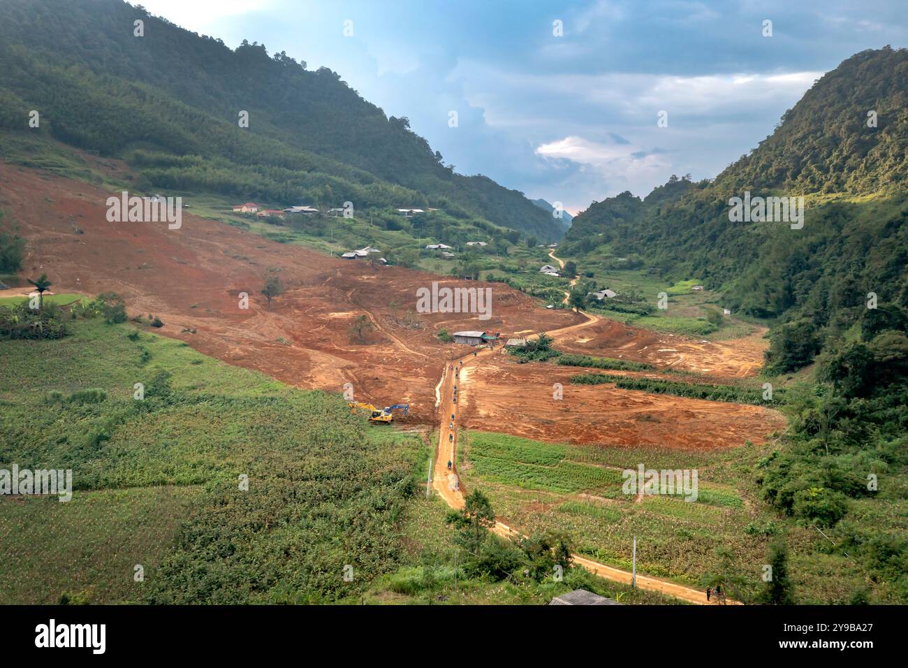 Ein riesiges Tal in Dong Van, Provinz Ha Giang, Vietnam, umgeben von ...