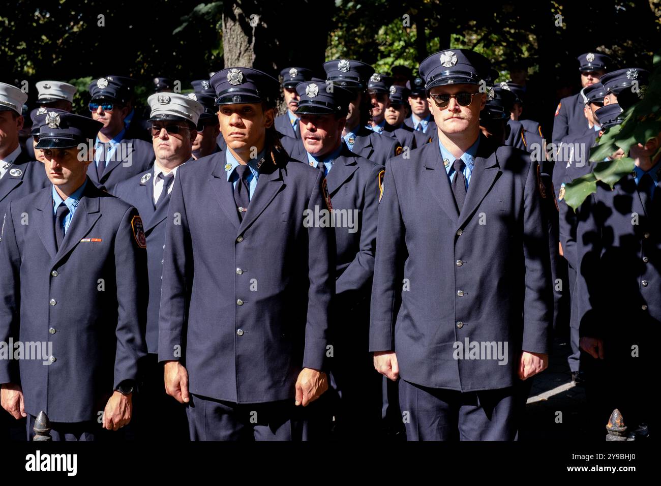 New York, Usa. Oktober 2024. Uniformierte Mitglieder der FDNY stehen ...