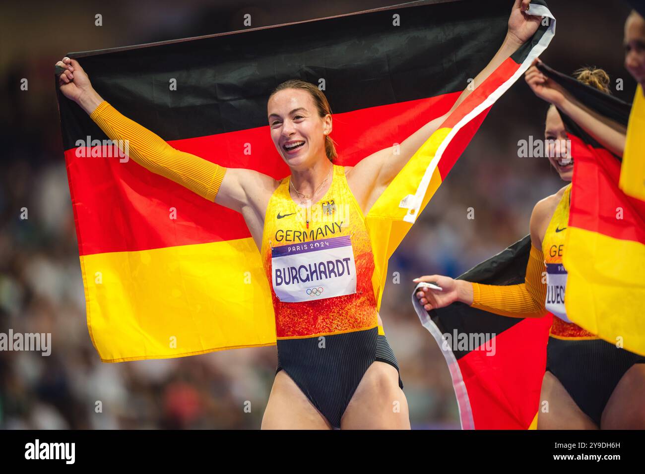 Alexandra Burghardt feiert mit der Landesflagge in der 4X100 Meter ...