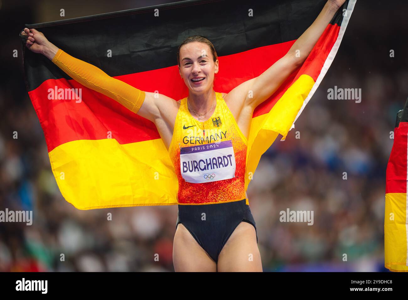 Alexandra Burghardt feiert mit der Landesflagge in der 4X100 Meter ...