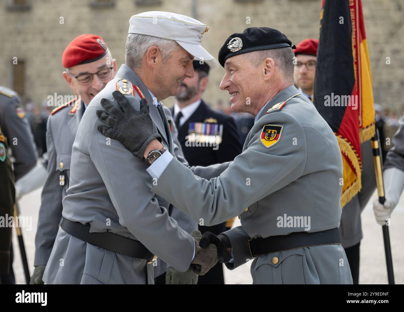 Ulm, Deutschland. Oktober 2024. Generalleutnant Alexander Sollfrank (l ...