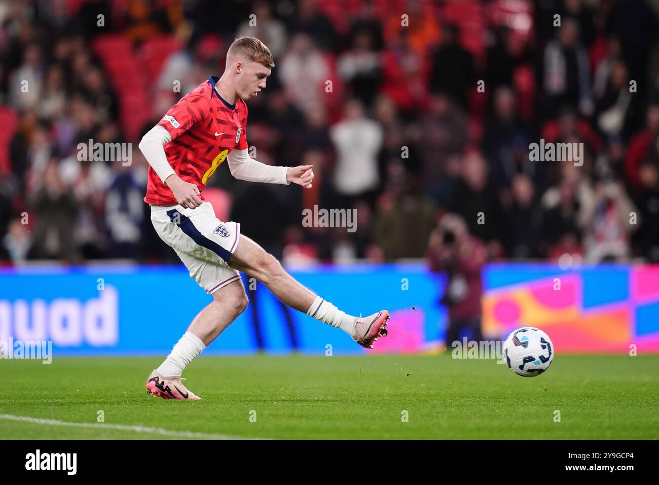 Englands Cole Palmer versucht im warm Up vor dem B2-Spiel der UEFA ...