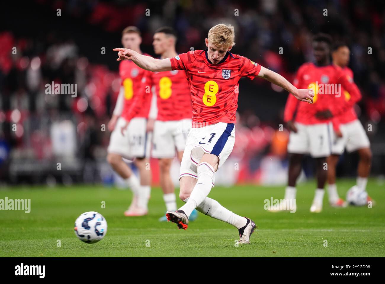 Der englische Anthony Gordon wärmt sich vor dem B2-Spiel der UEFA ...