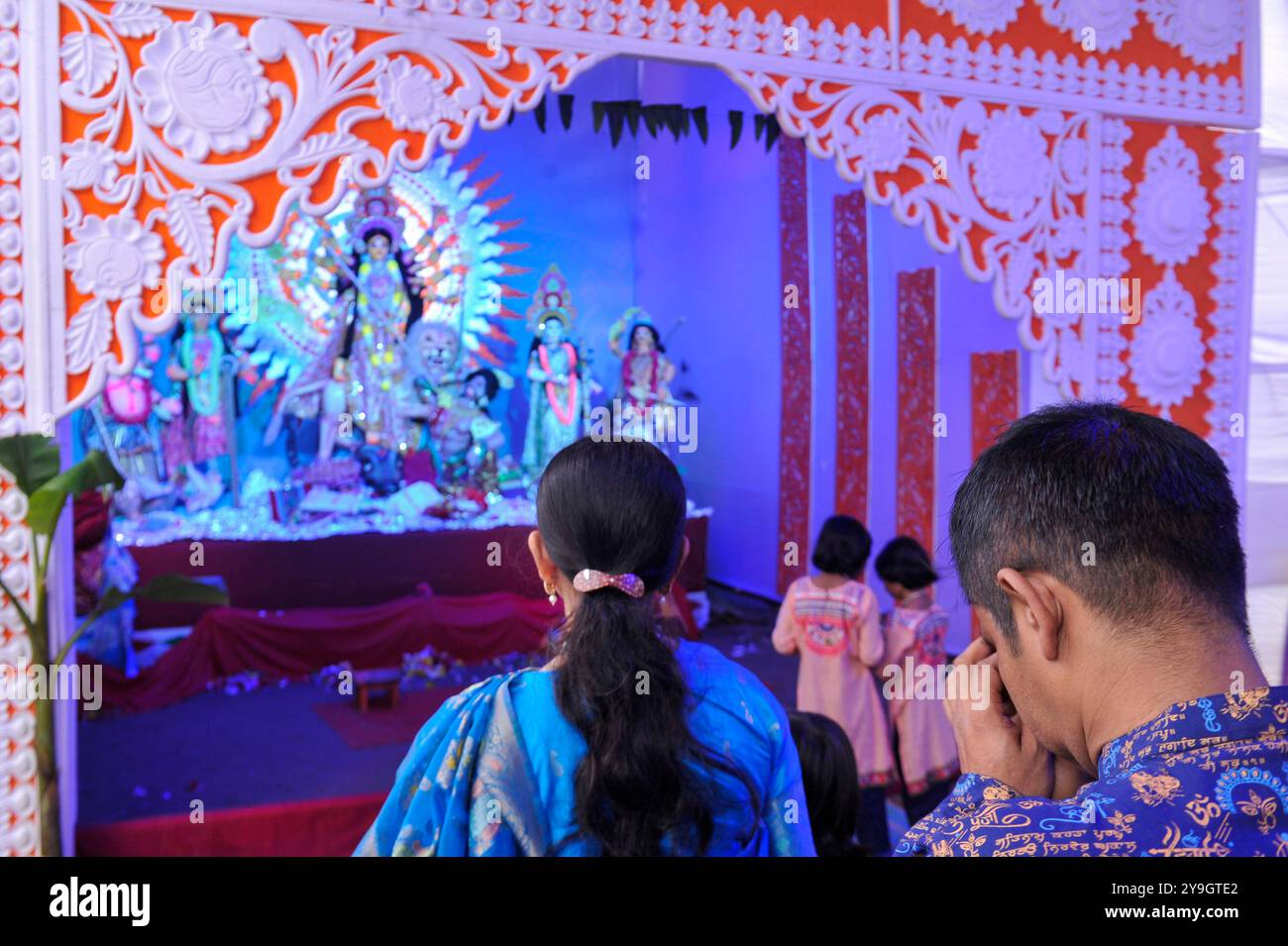 Die Gläubigen verehren beim Puja-Mandap auf der Feier des Durga-Puja-Festivals in Sylhet ...