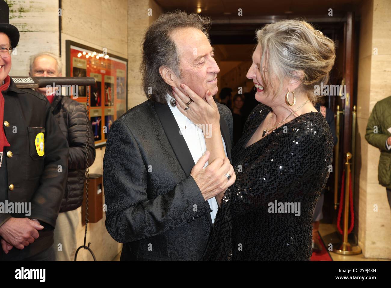 Popsänger Chris Andrews mit Ehefrau Alexandra, Premiere bzw ...