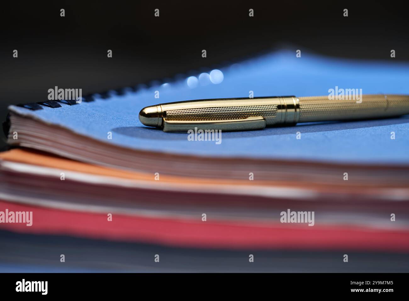 Ein stapel von dokumenten -Fotos und -Bildmaterial in hoher Auflösung ...