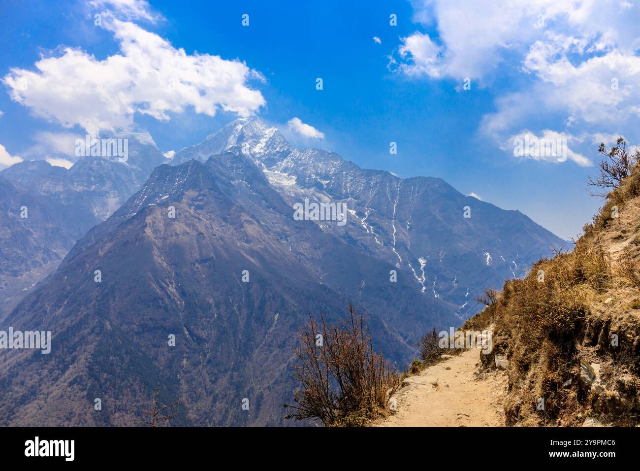 Himalaya Berge wunderschöne malerische Landschaft auf dem Everest Base ...
