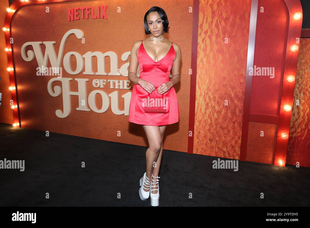 HOLLYWOOD, KALIFORNIEN - 10. OKTOBER: Nicolette Robinson in Los Angeles Premiere von Netflix ...